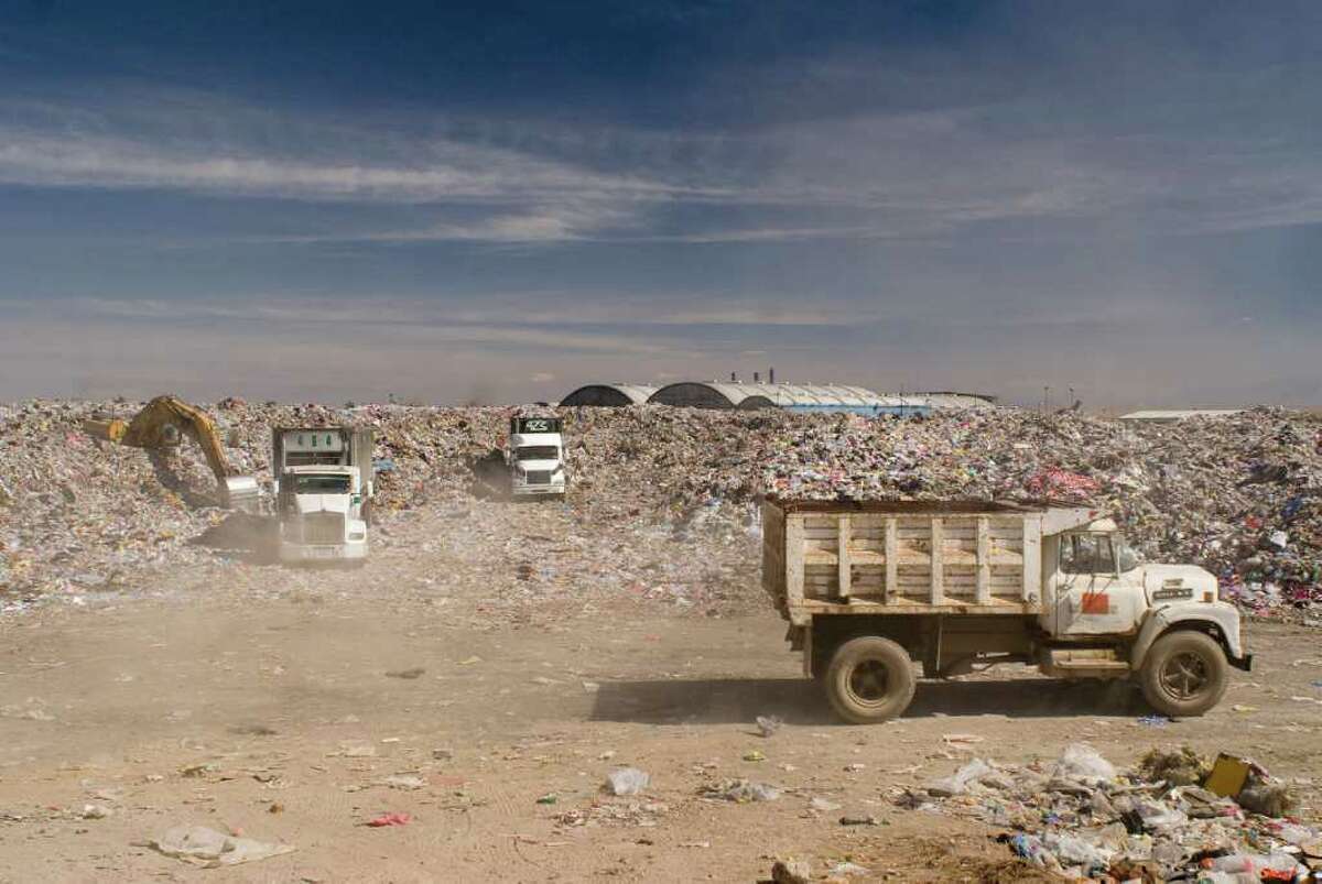 Mexico City closes noxious landfill but fails to find alternative dump