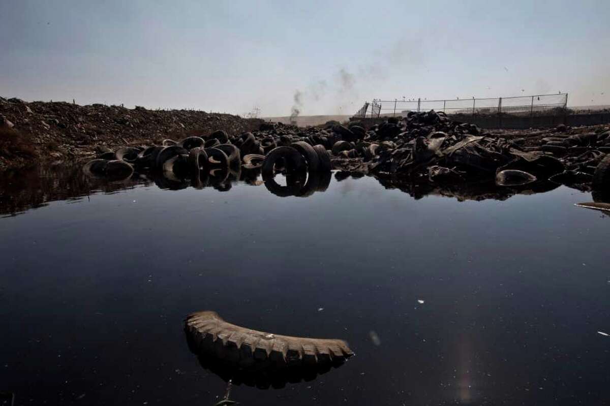 Mexico City closes noxious landfill but fails to find alternative dump