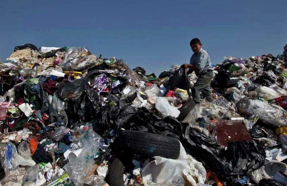 Mexico City closes noxious landfill but fails to find alternative dump ...