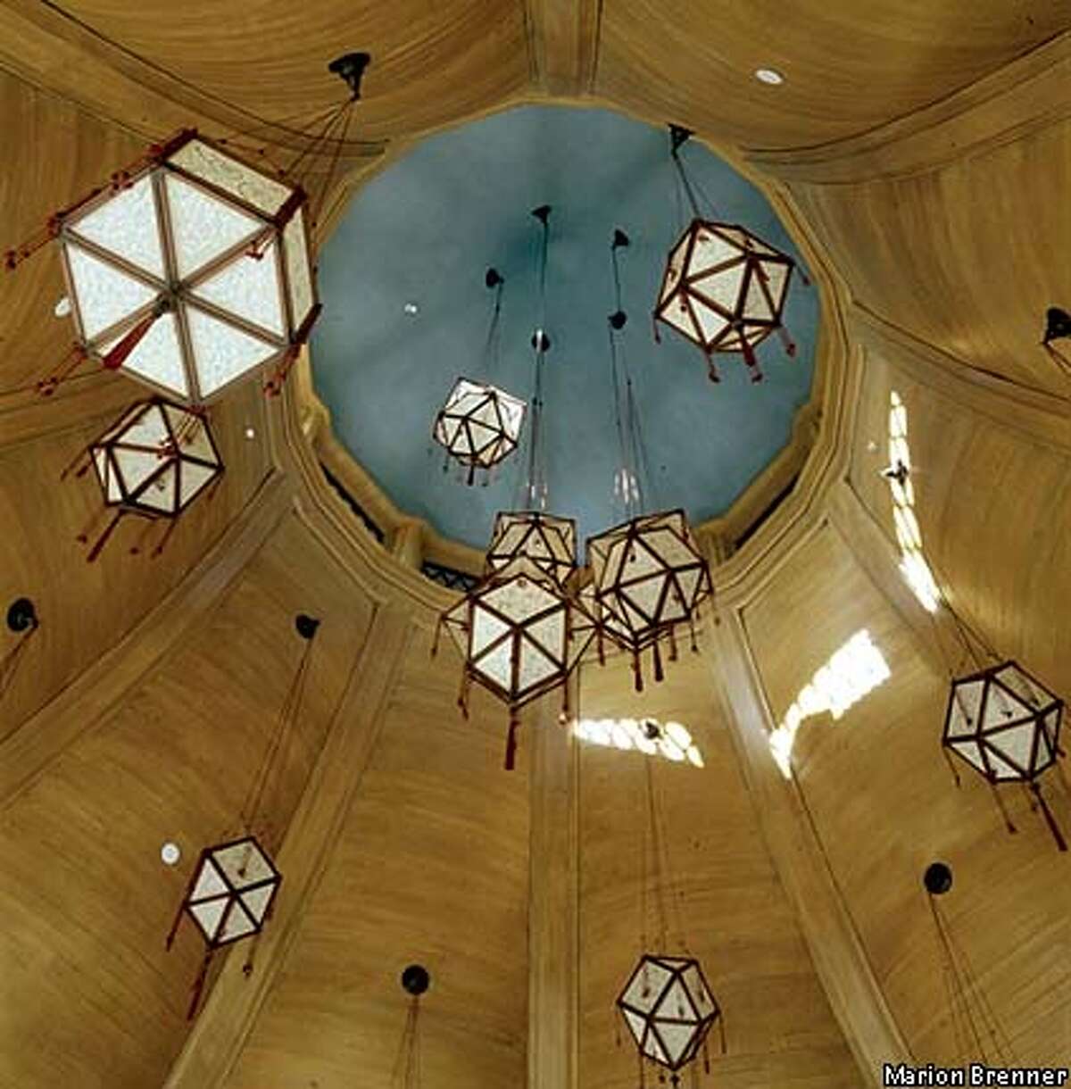 Asian Beacon / A pagoda as exotic as the famous teahouse of Potsdam and ...