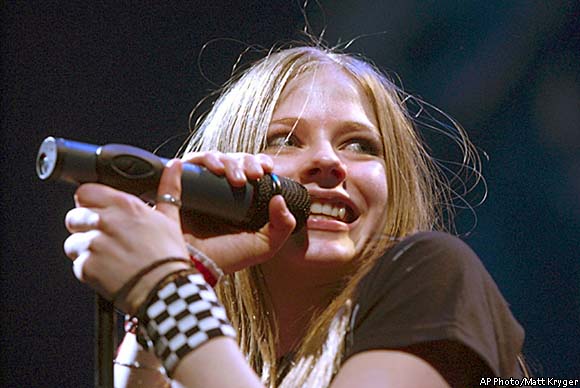 She's talkin' 'bout her generation / Lavigne's energetic show and young ...