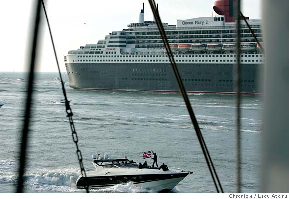 Queen's grand entrance to bay / Thousands watch: Beaches, bridges ...