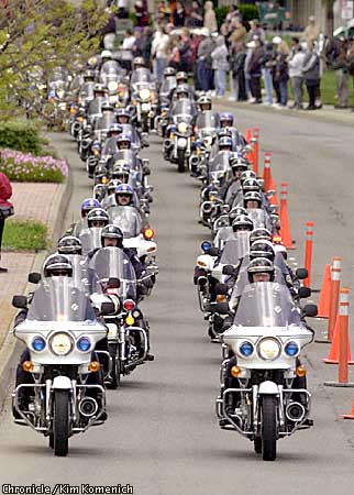 A detective to remember / Huge crowd pays tribute to Ray Giacomelli