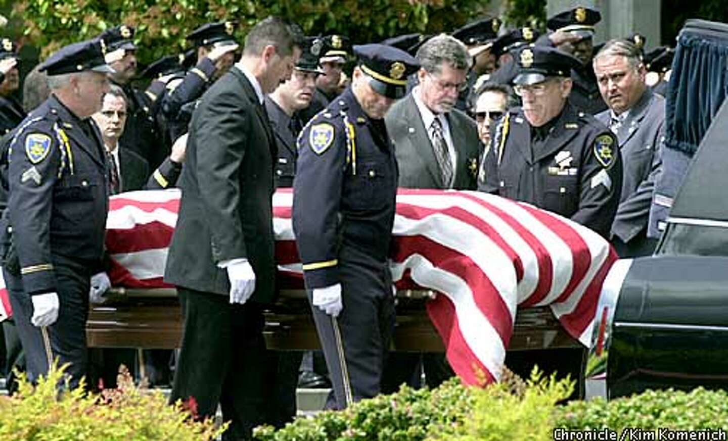 A detective to remember / Huge crowd pays tribute to Ray Giacomelli