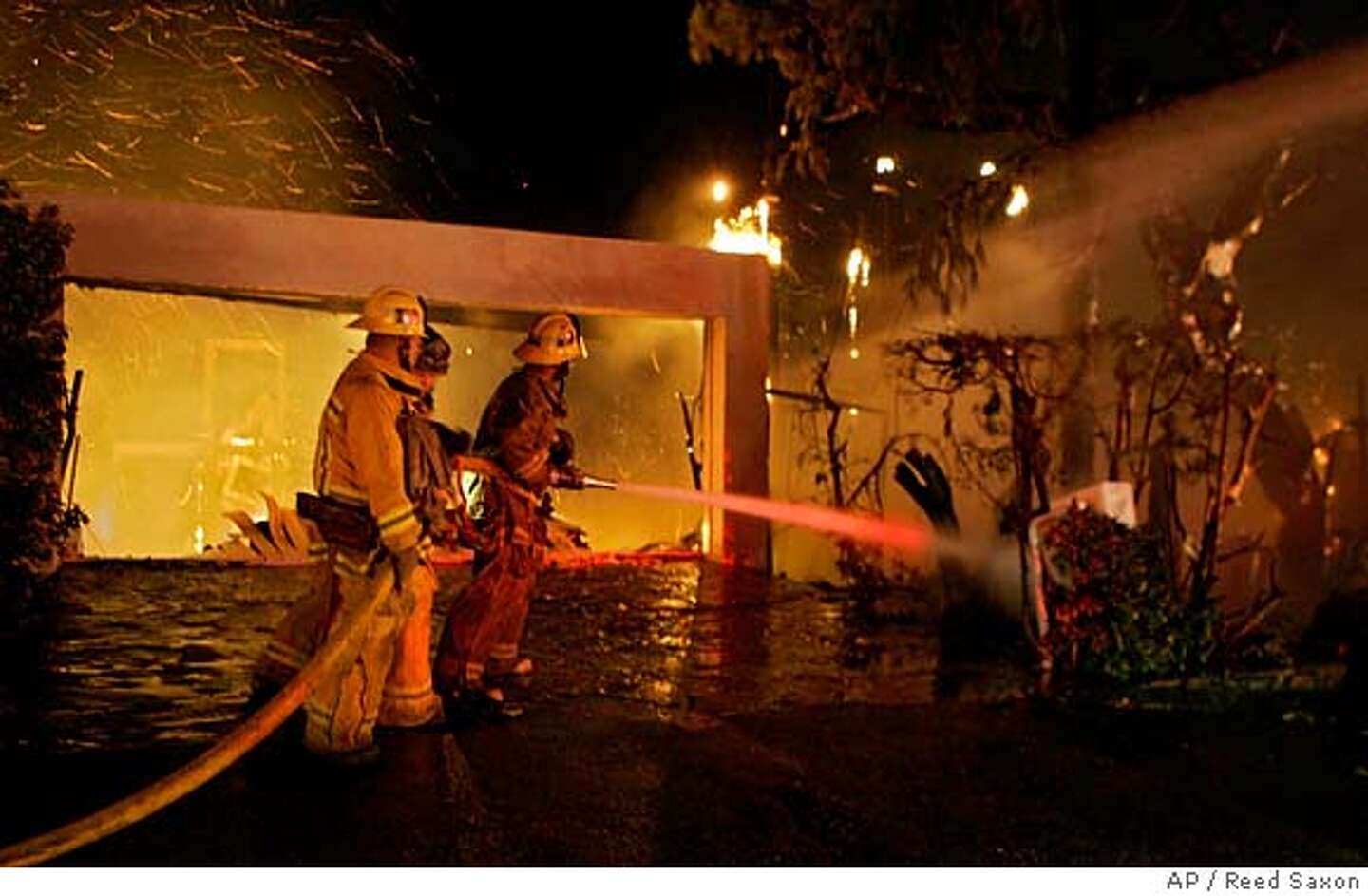 LOS ANGELES COUNTY / Wind-driven fire destroys pricey Malibu beach homes