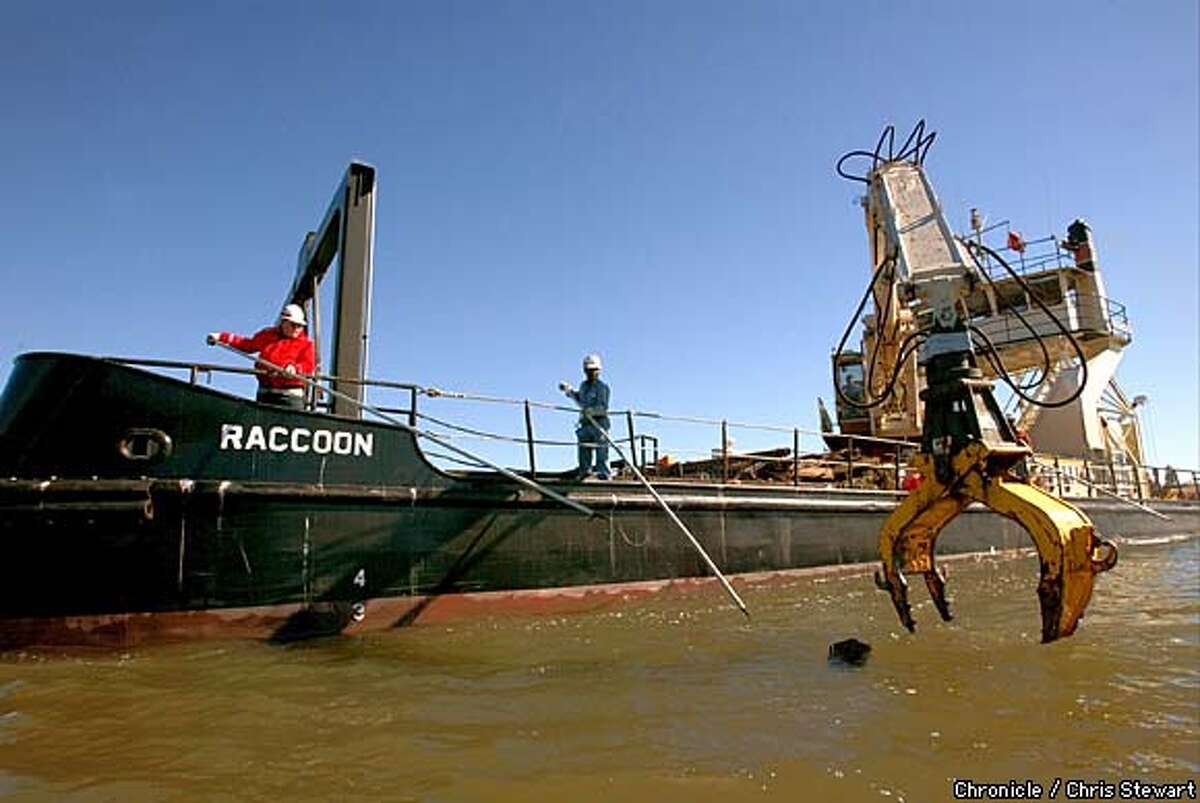 Fishing for flotsam / A dedicated crew pulls out everything from cups ...