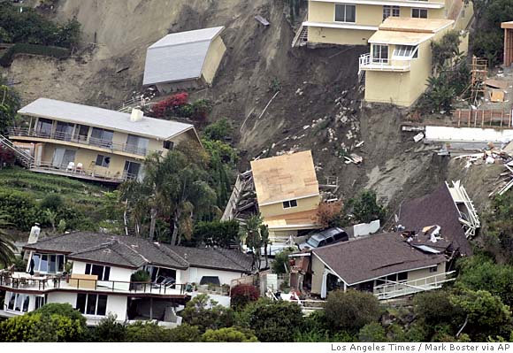 Landslide destroys 7 homes as 1,000 residents flee / Winter rains ...