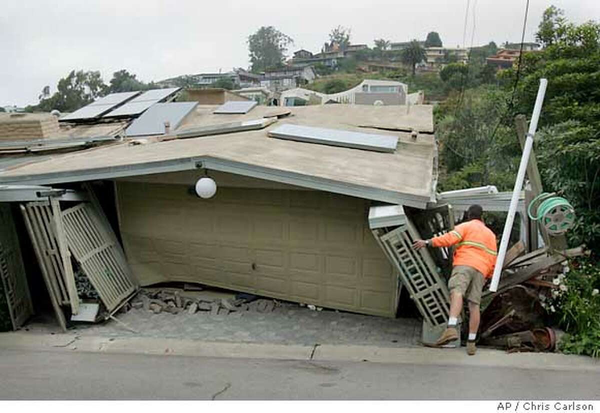 Landslide destroys 7 homes as 1,000 residents flee / Winter rains ...