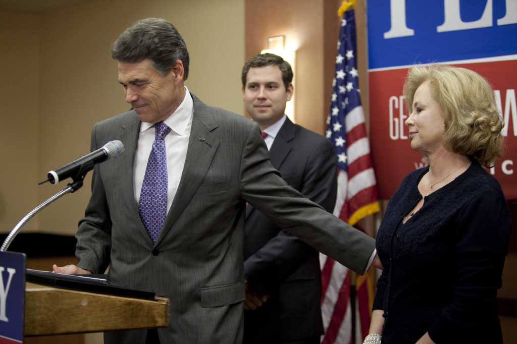 Perry drops presidential bid, endorses Newt Gingrich