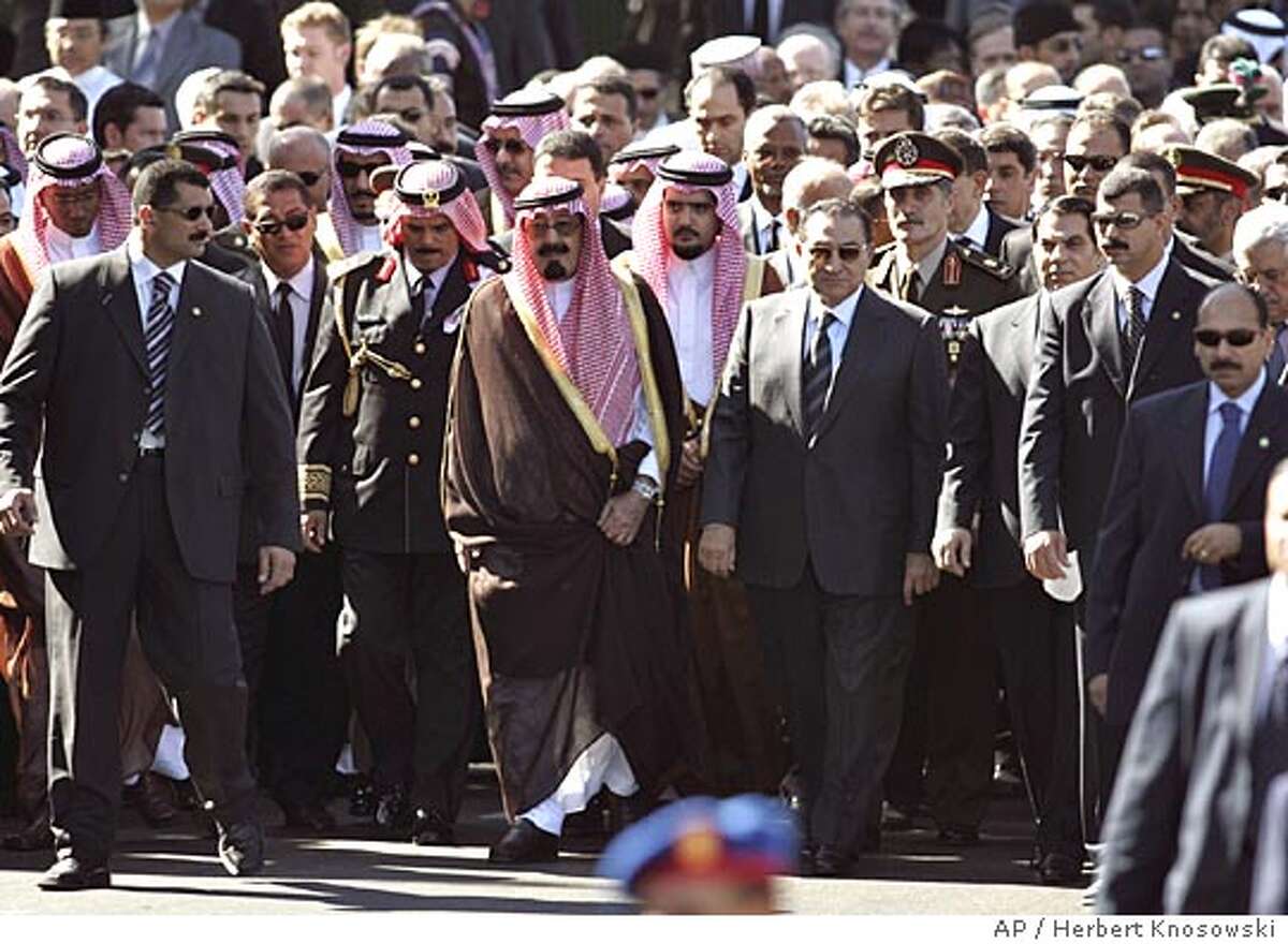 Grieving crowds mark Arafat's burial / Near chaos erupts as ...