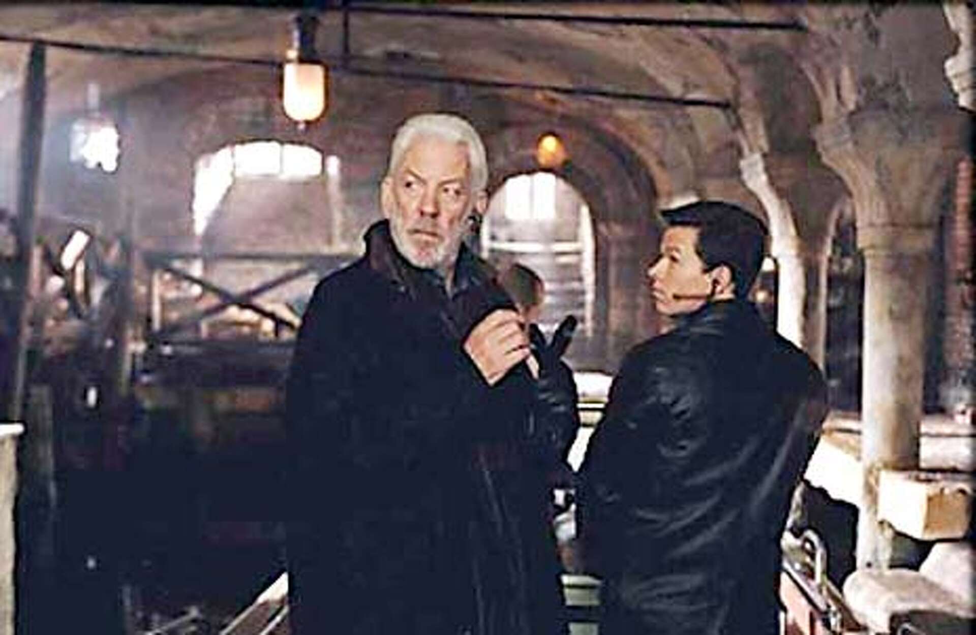 Rip-off artistry / Sutherland leads quirky crooks through gripping ...