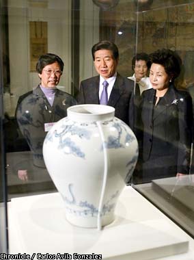 South Korean leader strolls through museum / President Roh makes ...