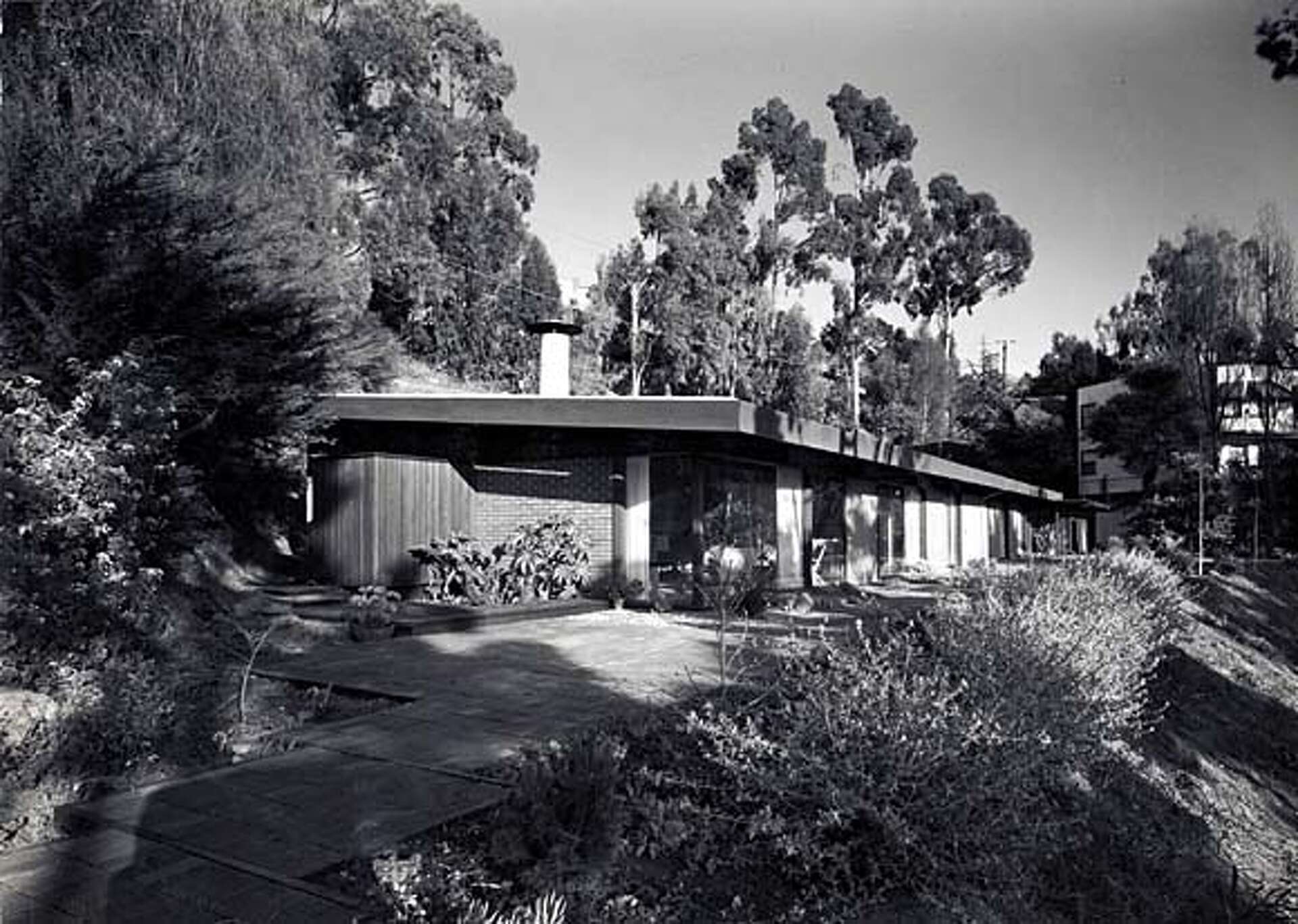 Middle-class modernism / Roger Lee's elegant glass houses -still sought ...