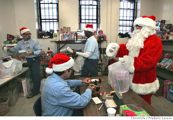 Christmas spirit warms San Quentin / Inmates play Santa and his elves ...