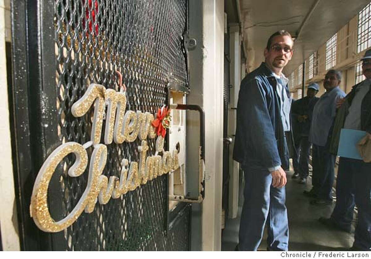Christmas spirit warms San Quentin / Inmates play Santa and his elves ...