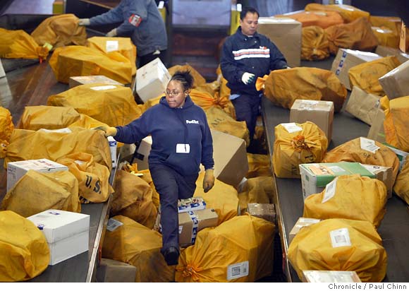 Shippers snowed under / Online rush prolongs FedEx holiday season
