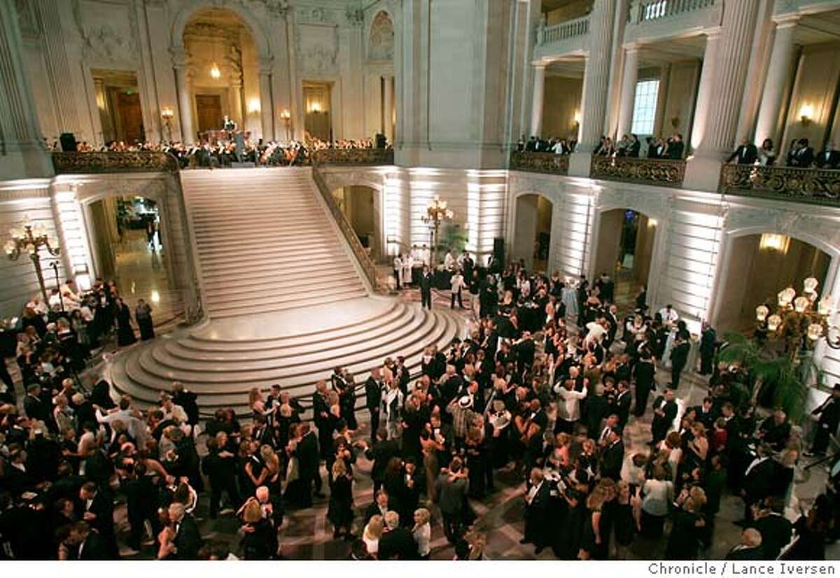 BLACK AND WHITE BALL 2005 / Splash, dash, a light show and VIPs ...