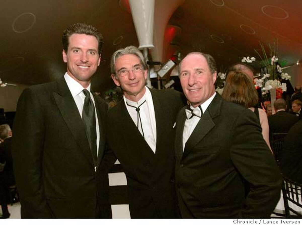 BLACK AND WHITE BALL 2005 / Splash, dash, a light show and VIPs ...