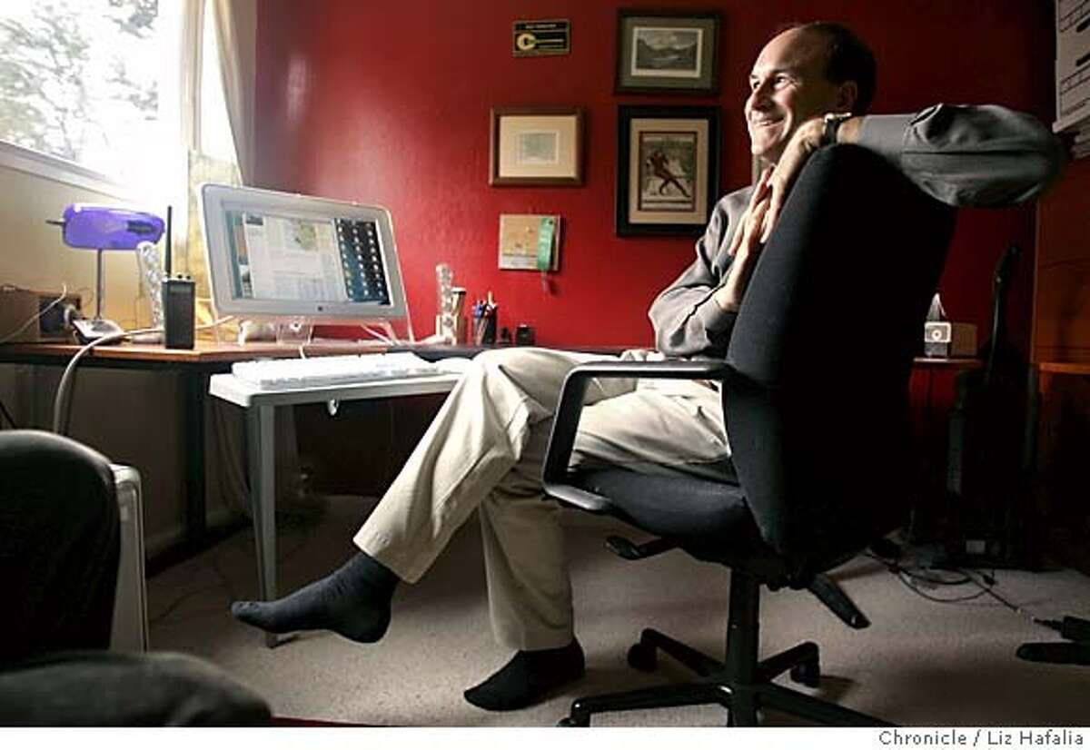 Citizen journalism takes root online / Just plain folks can create ...