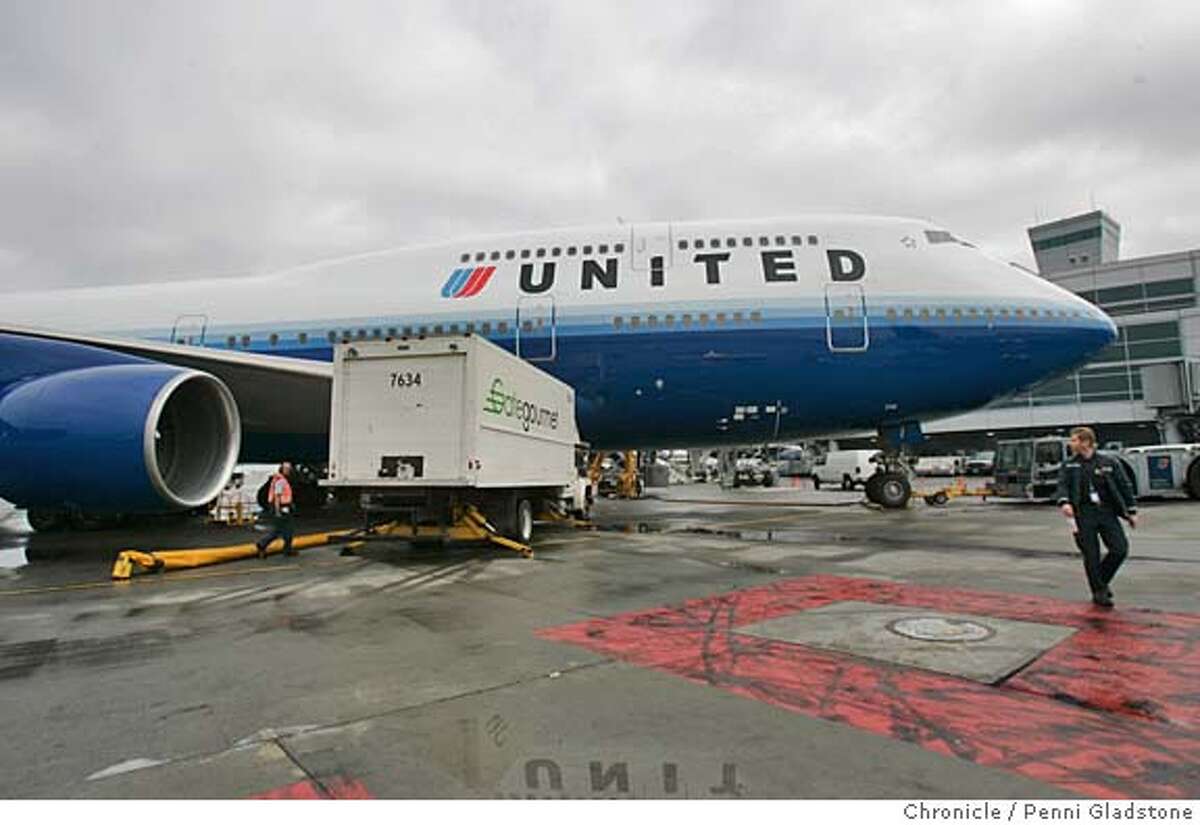 Commercial flights go once again to Vietnam / Amid fanfare, United jet ...