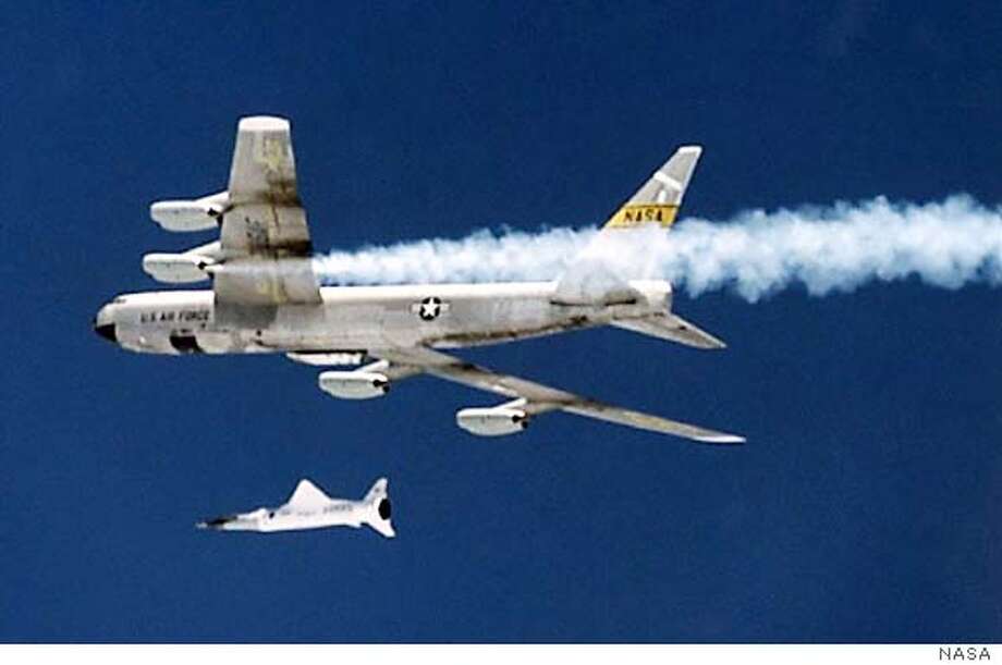 NASA pioneer aircraft shatters jet speed mark / Scramjet operates more ...