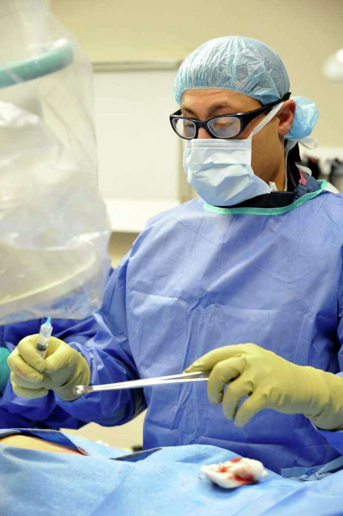 Doctor donates surgery to help patient in pain