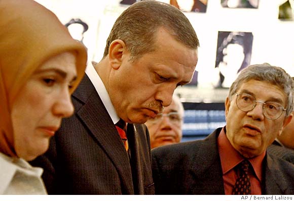 Turkish leader visits Israel, offers to help with peace process