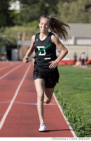 SPORTS / Drake runner outdistances herself