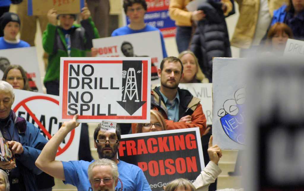 Fracking foes push drilling ban