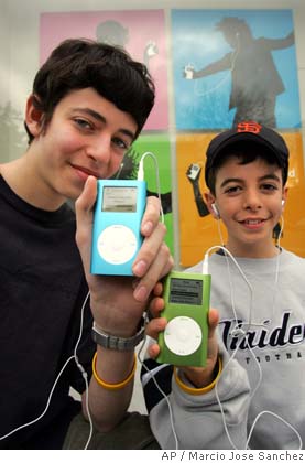 Apple tweaks prices, colors on its iPod line / Total of 8 versions ...