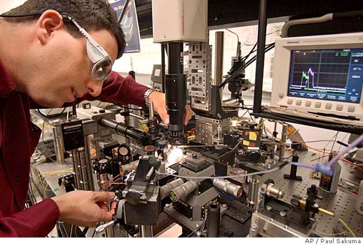 Intel blends silicon technology with lasers / Advance could cut costs ...