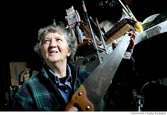 One-woman band gives beat to farmers' market / Her guitar and saw act ...