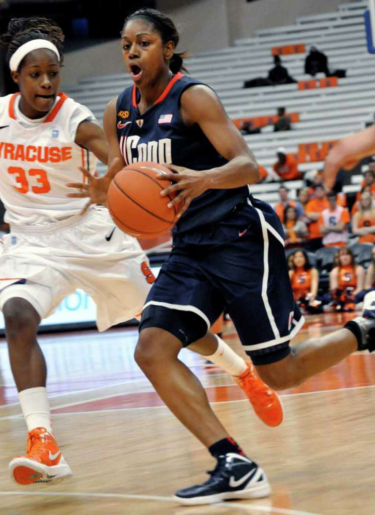 UConn women pull away from Syracuse