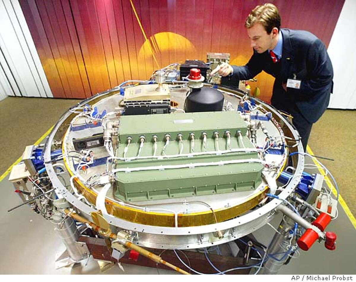 European probe heads for unseen surface of Saturn's Titan / Scientists ...