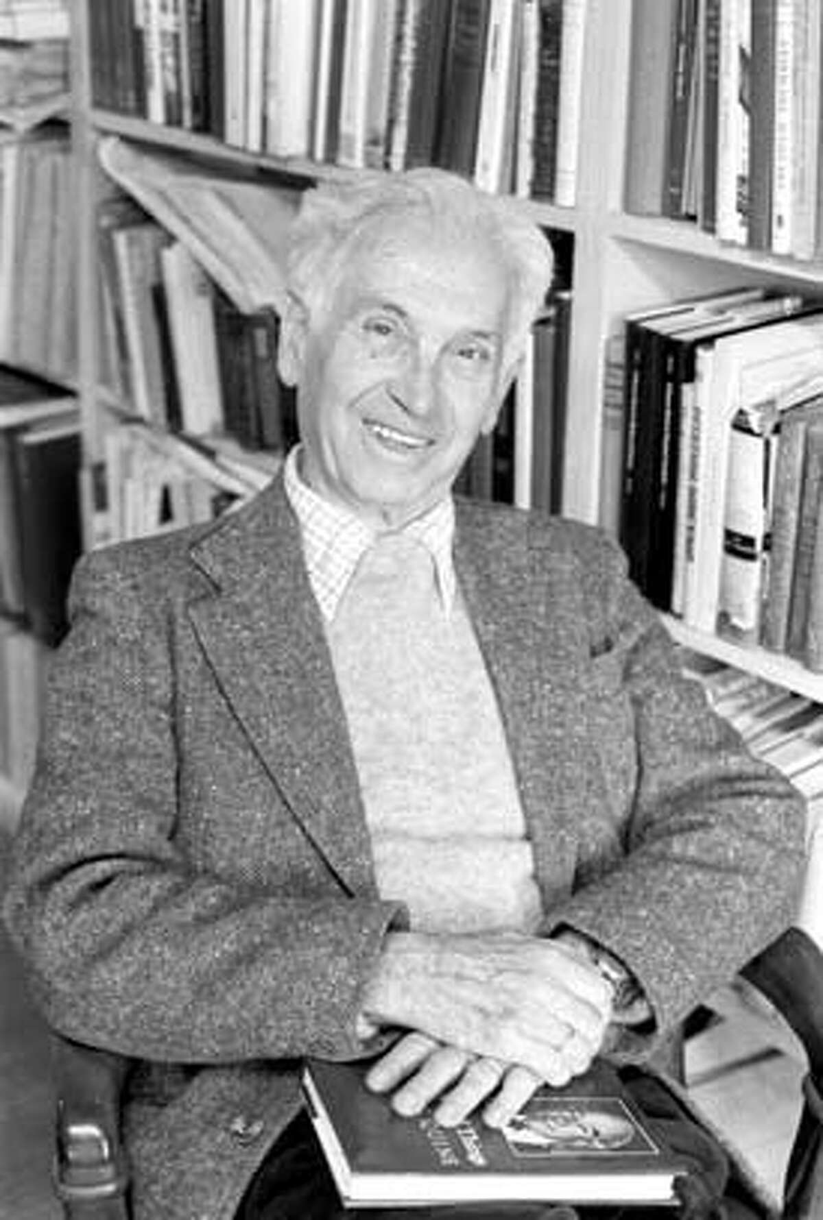 A giant in biology has evolved to 100 / He helped modernize Darwinism