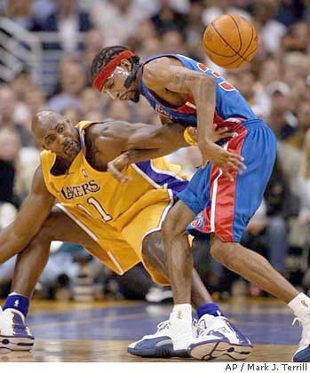 Kobe comes to the rescue with big play