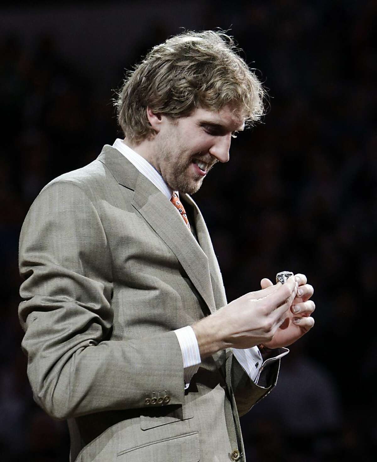 Lakers rally in 4th to win Round 2 with Clippers