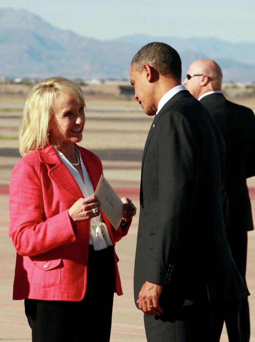 Obama, Arizona governor face off on tarmac