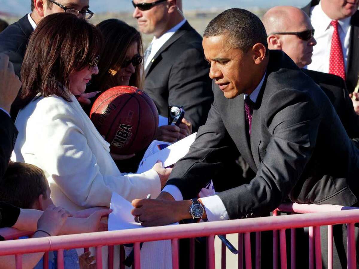 Obama, Arizona governor face off on tarmac