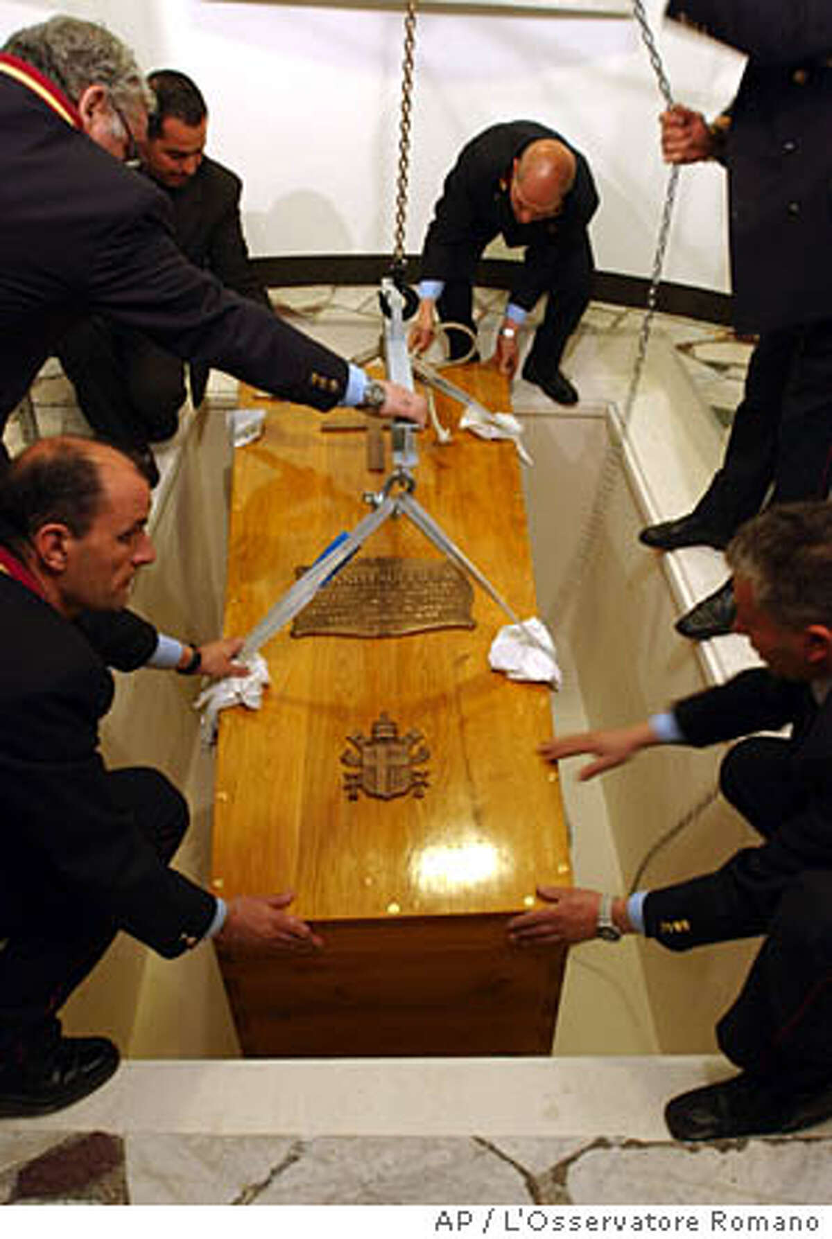 POPE JOHN PAUL II: 1920-2005 / Dignitaries and the devout pay tribute ...