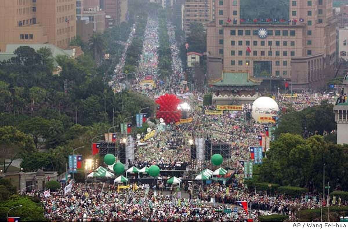 Throng in Taiwan protests China's antisecession law / Crowd estimated ...