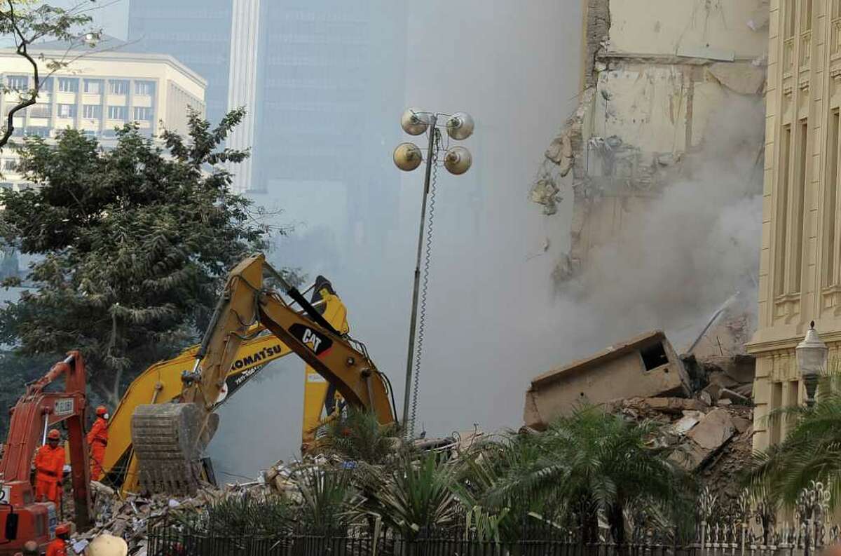 News of the world: Buildings collapse in downtown Rio