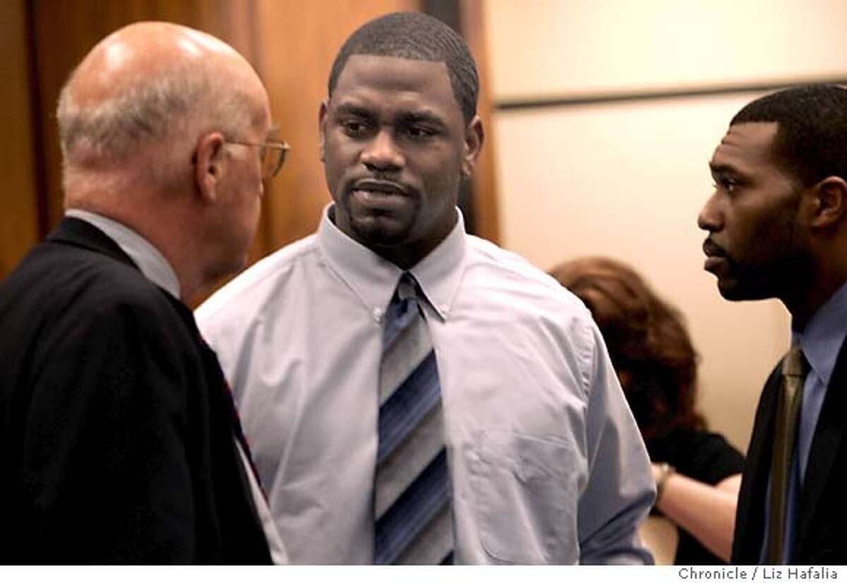 Ex-Raider testifies teammate hit him first / Romanowski keeps cool on ...