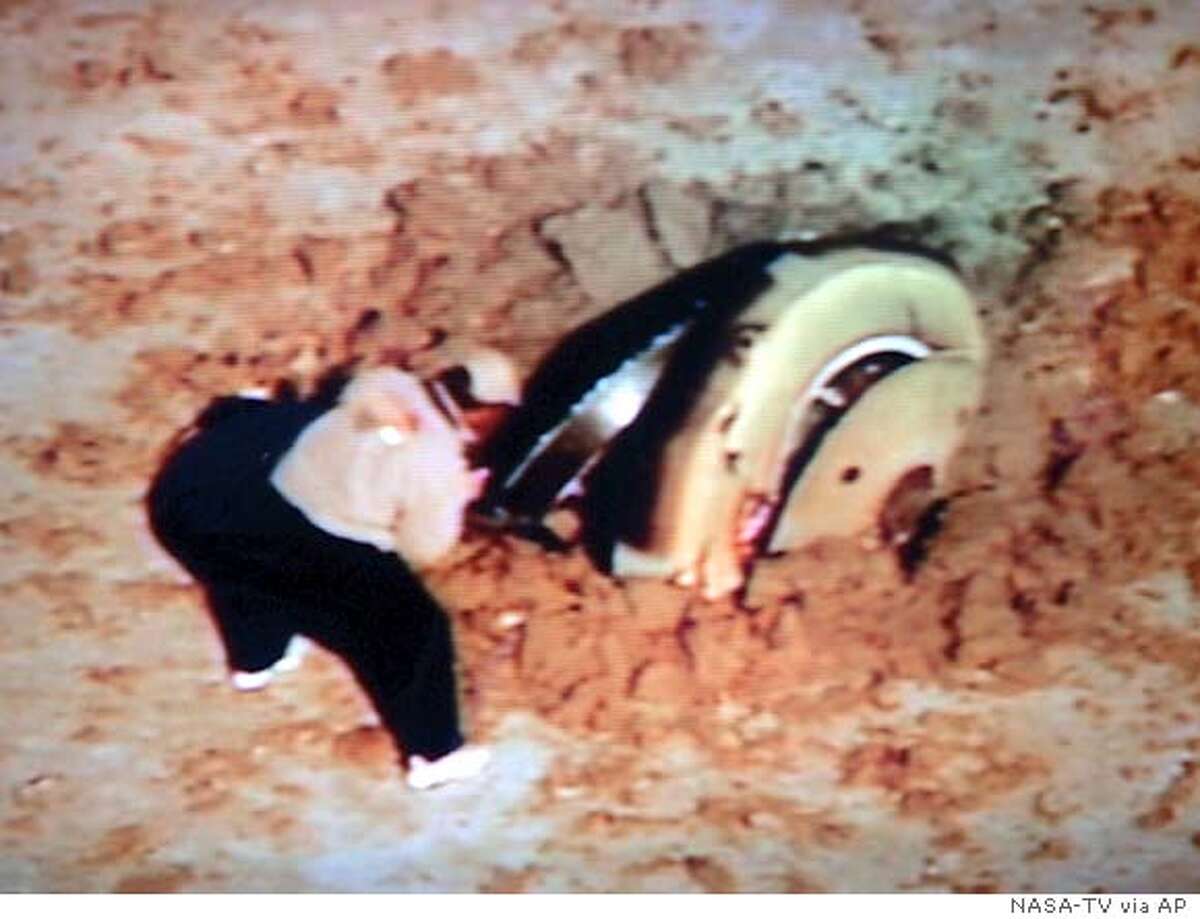 Space capsule crashes / Genesis, payload of solar particles slam into ...