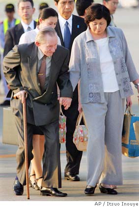 Alleged Army defector, family arrive in Japan / U.S. says it will delay ...