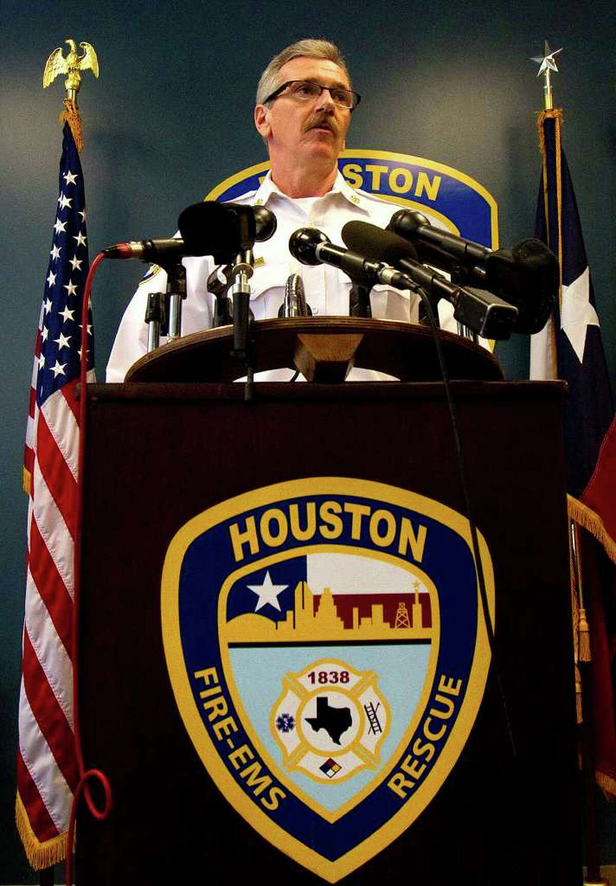Houston fire chief to step down