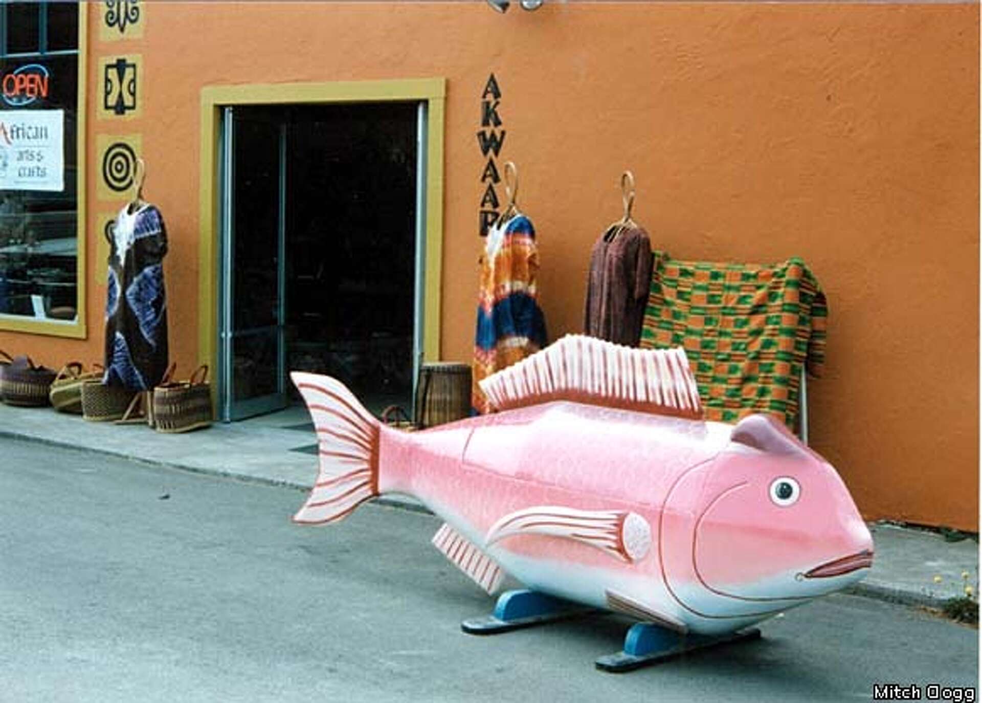 Funeral chic / Colorful coffins convey the deceased's interests, profession