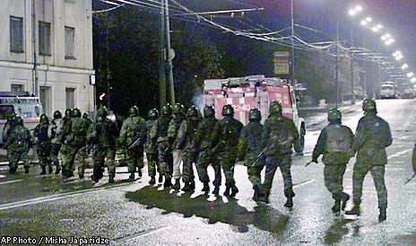 Russia ends theater siege / Troops attack when rebels start killing ...