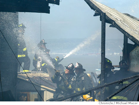 SAN FRANCISCO / Hunters Point fire ravages artists' studio and cafe
