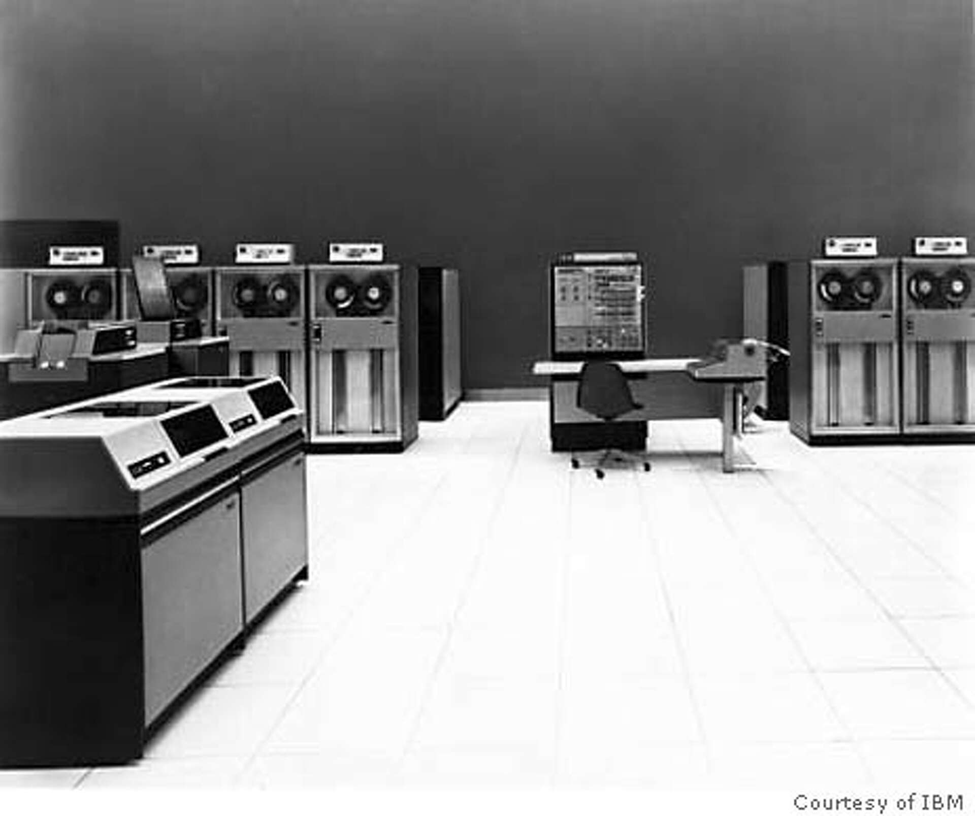 IBM's 'dinosaur' turns 40 / PCs were supposed to kill off the mainframe ...